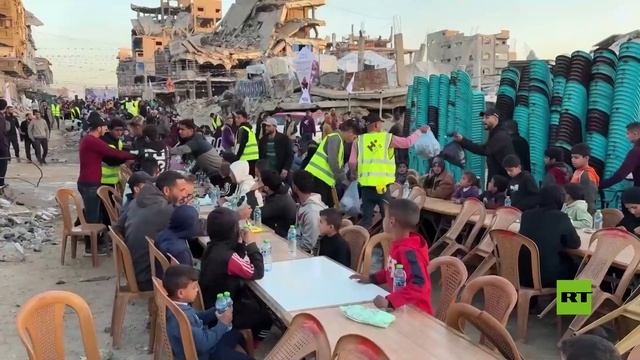 مئات ينضمون إلى مائدة إفطار رمضانية وسط أنقاض غزة