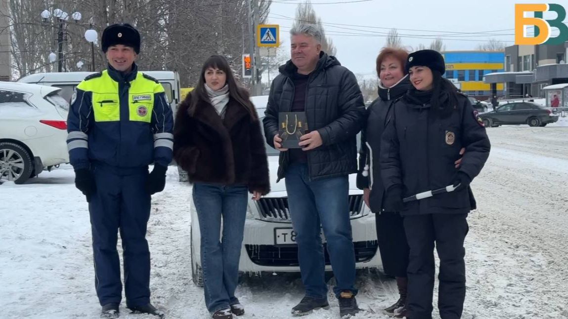 Госавтоинспекция и общественники поздравили балаковских водителей с Днём защитника Отечества