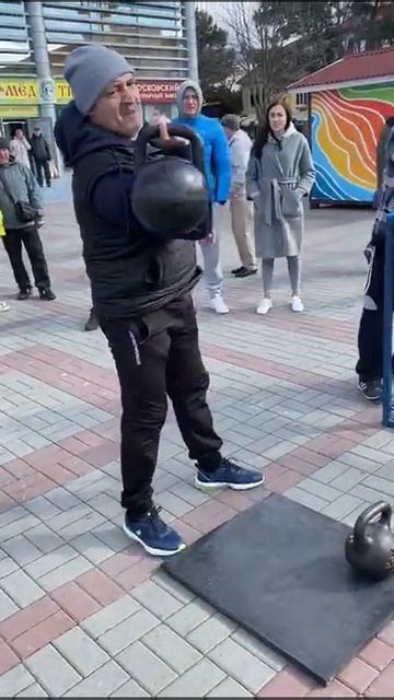 ПОДНЯЛ 24 кг. МИЗИНЦЕМ!