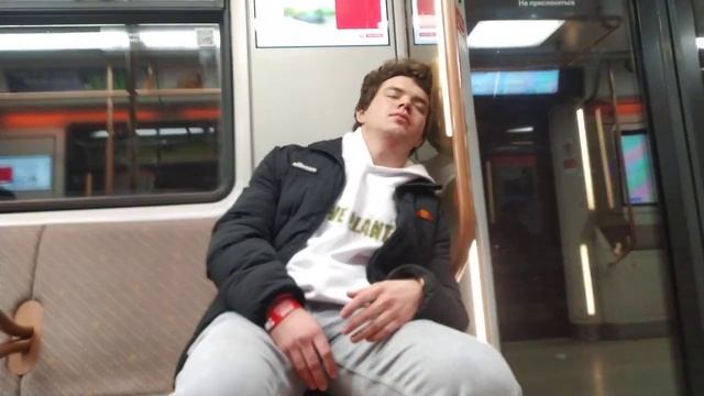Нью-Йорк? Мадрид? Токио? Угадайте! Мгновения жизни в вагоне метро.