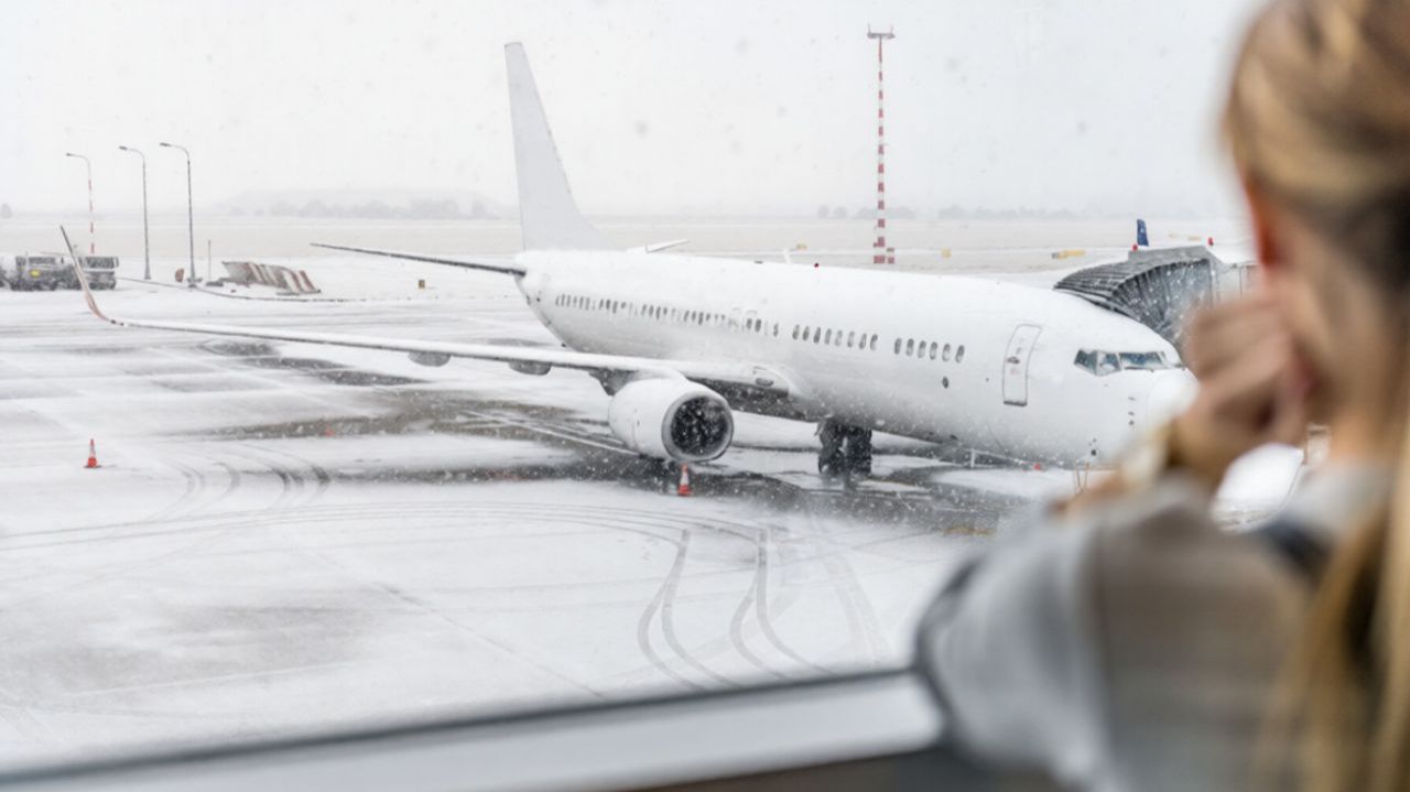 Массовая отмена авиарейсов из-за непогоды в Хабаровске
