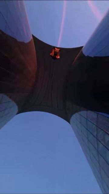 Ciel Dubai Marina stunt (online-video-cutter.com)