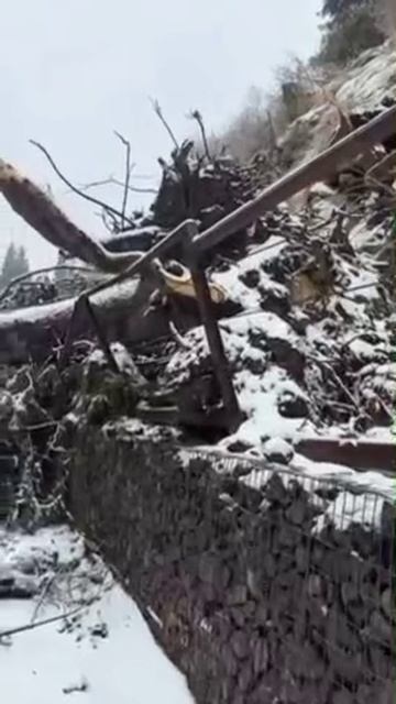 Сильный ветер нанёс огромный ущерб на территории Медеу, Казахстан. (21.02.26)