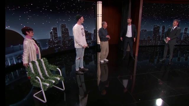 Крис Хемсворт трогает ваш мусор