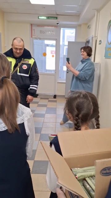 Воспитанники старооскольской православной гимназии поздравили полицейских с Днем защитника Отечества