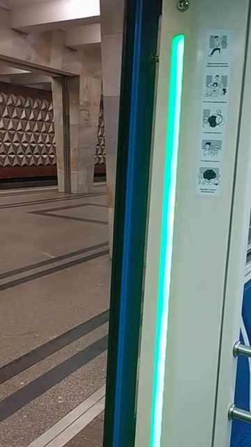 Ст. метро Медведково, Москва - интерьер, пассажиры, прибытие-отправление поездов  Фрагмент 4