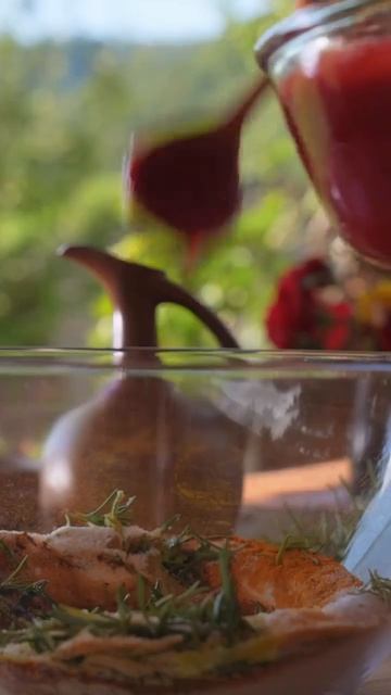 Приготовление огромного сома, запеченного в деревянном бревне