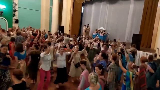 19 08 22  Махакиртан  в Конгресс холле