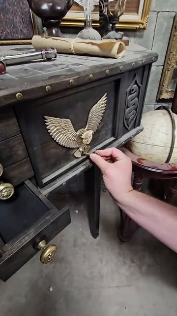 Стол с парой тайников