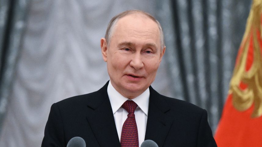 Путин поздравил россиян с Днем защитника Отечества