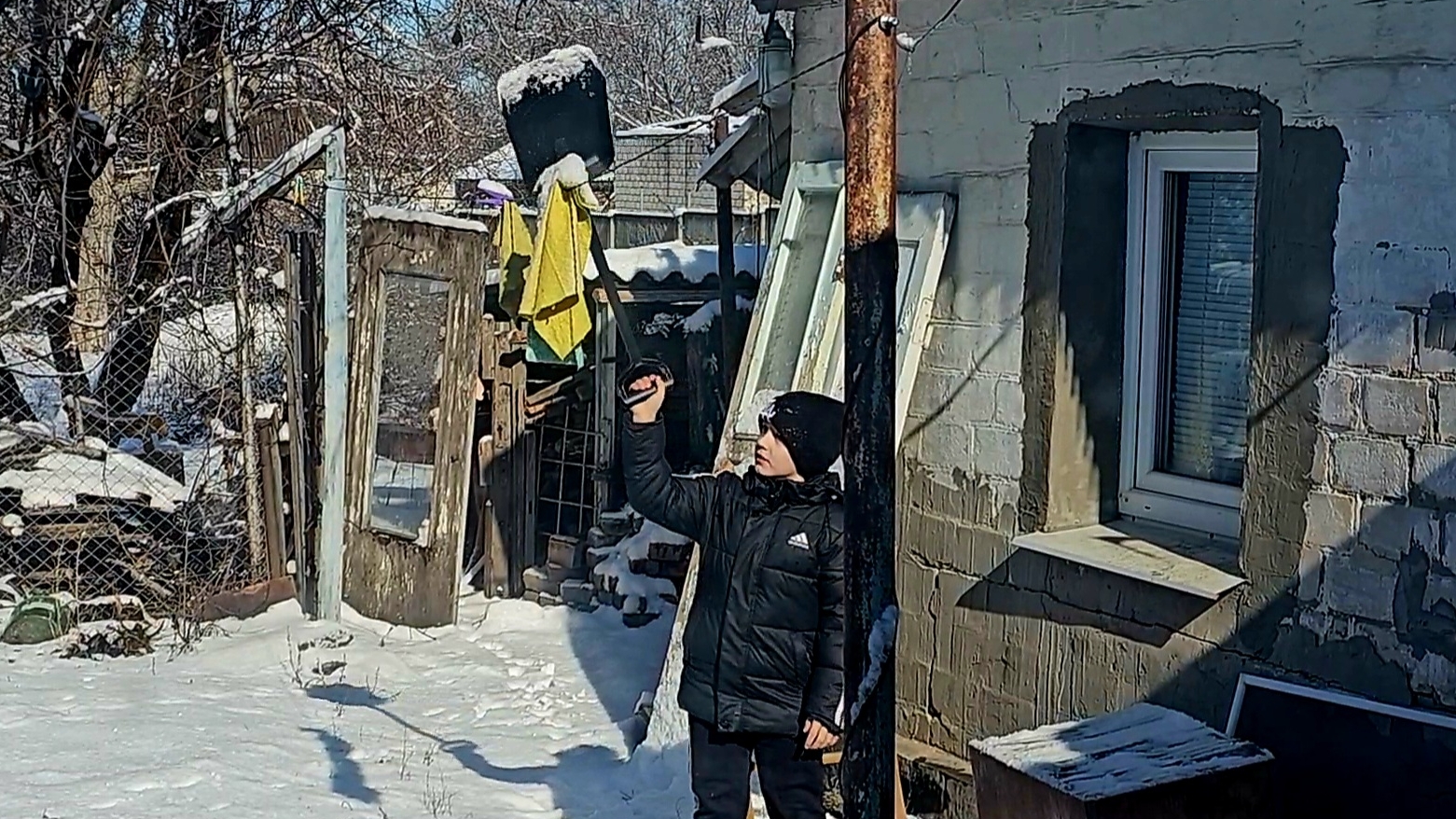 Попросила Мишу почистить снег🪏Опять без СВЕТА💡21-22.02.2026