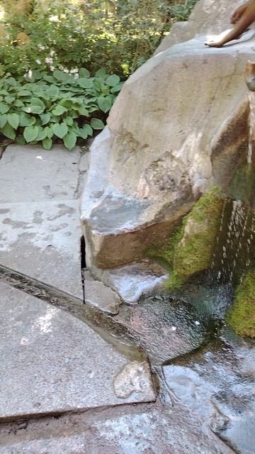 Фонтан-  девушка с кувшином. екатерининский парк.