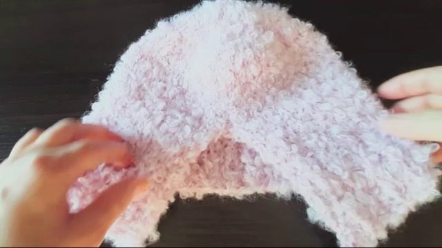 Шапка-капор ручной работы из пряжи букле нежно-сиреневая
