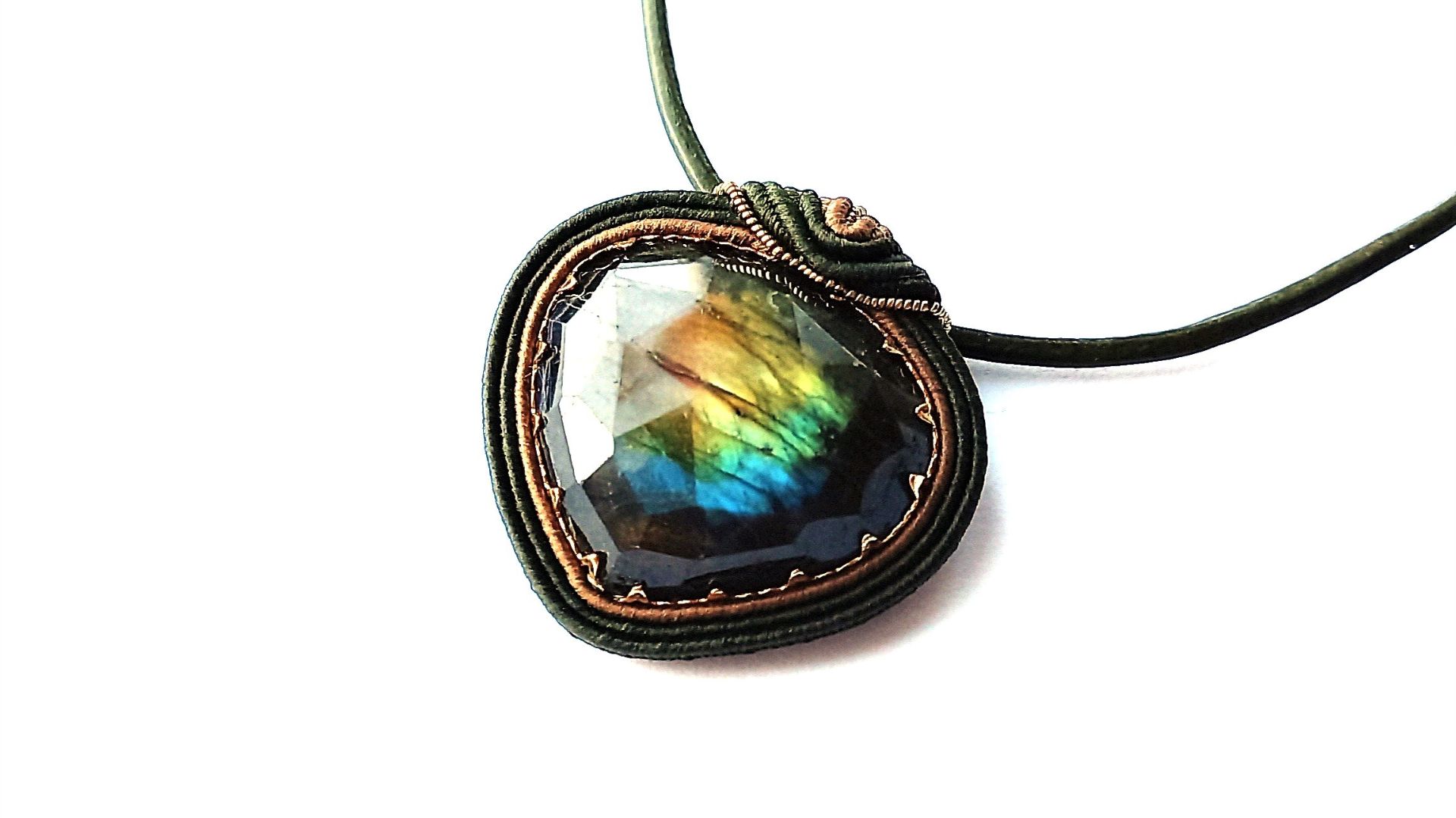 Сутажный кулон (на видео) с лабрадором "Сердце леса" на кожаном шнуре (231)