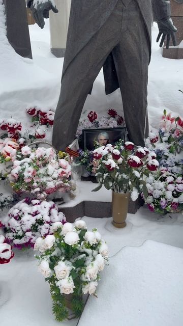 Как сегодня выглядит могила Дмитрия Хворостовского Новодевичье кладбище 21.02.2026