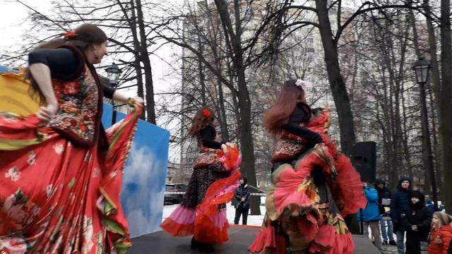 Ура! Масленица! Цыгане! Песни, танцы, конкурсы, угощения. Счастливы и дети и взрослые.