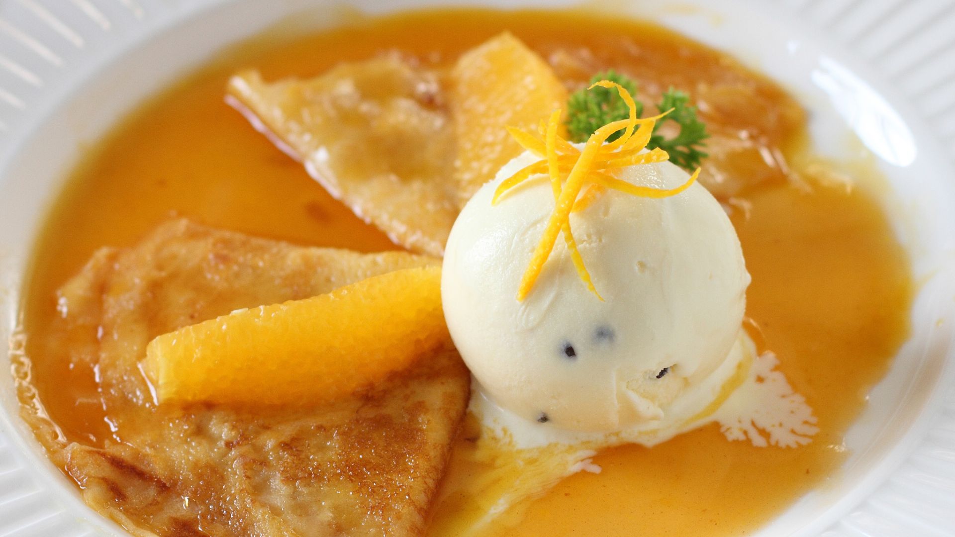 Креп‑сюзетт. Десерт из блинчиков с апельсиновым кремом и мороженым