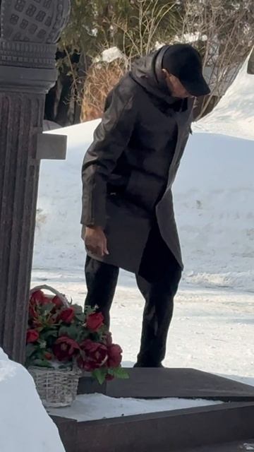 Игорь Крутой с букетом цветов на Новодевичьем кладбище / 23 февраля 2026