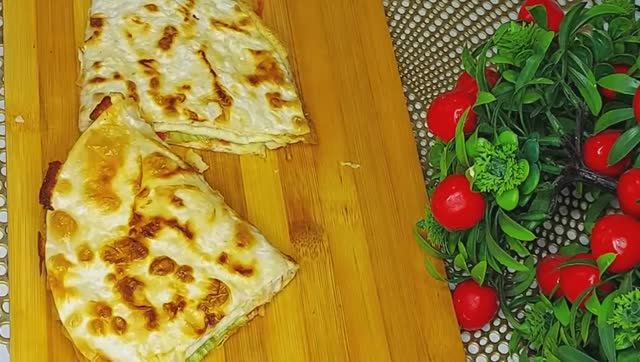 Быcтрый завтрак готов зa несколько минут! Тортилья с яйцом и моцаpеллой