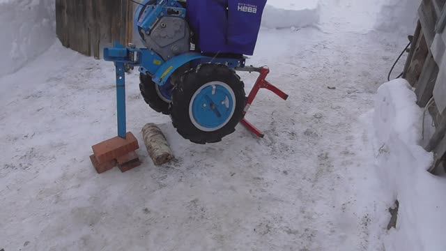 Домкрат Мобил-К при снятии гусениц Крутец и установке колес на мотоблок Нева МБ23 Мультиагро