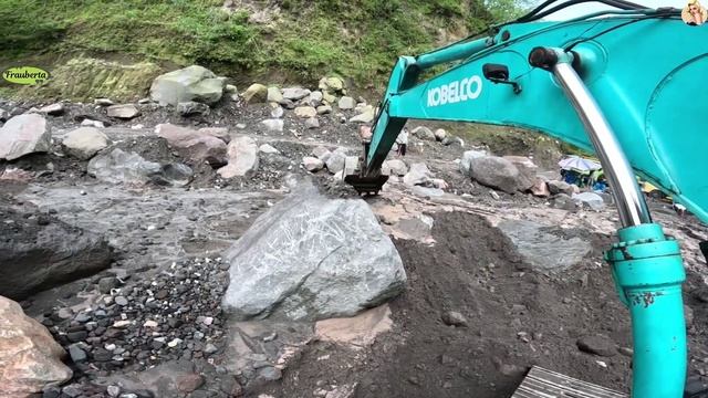 Строительство, экскаватор копает песок