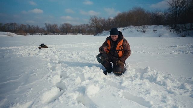 Кто-то ловит - кто-то смотрит. Безмотылка. В ожидании последнего льда