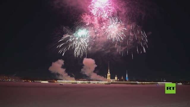 ألعاب نارية تضيء سماء بطرسبورغ إحياء ليوم حماة الوطن