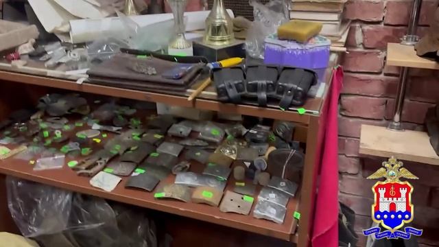 Полиция нашла и изъяла у торговца более 120 предметов с нацистской символикой