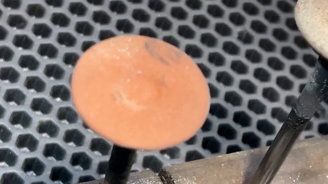 Более 8 трещин между седлом клапана, часть трещин в свечу на Гбц. ГБЦ в продаже нет, делаем ремонт