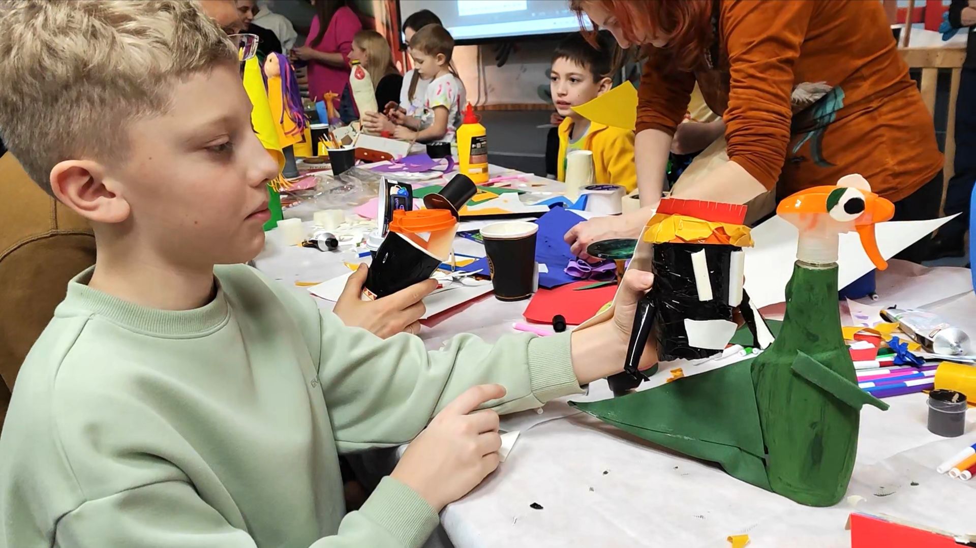 Как бутылки, трубы и бумажные стаканчики обретают новую жизнь - театральную!