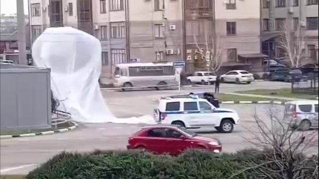 В Армавире приземлился неизвестный предмет на парашюте