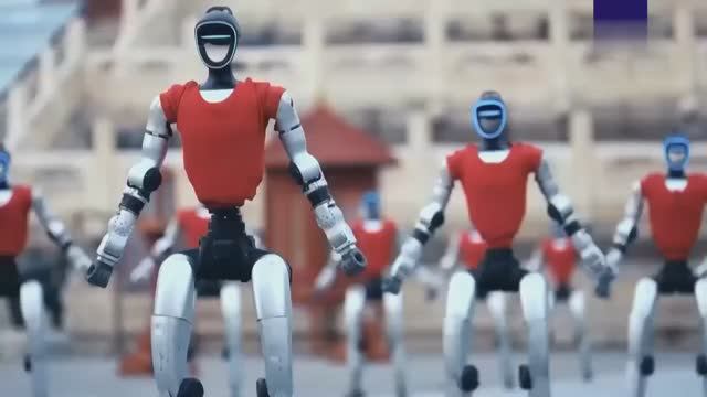 Роботы-гуманоиды устроили перформанс в стиле кунг-фу на площади перед храмом в Пекине.