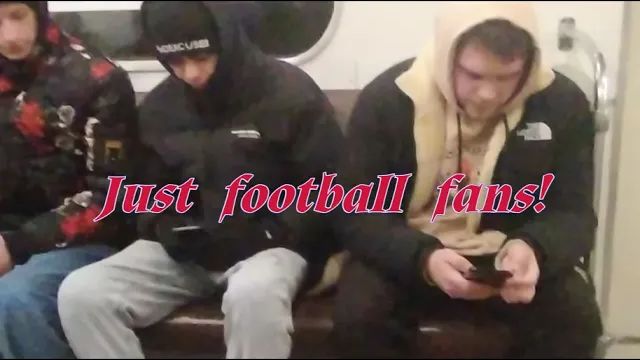 Просто футбольные фанаты в вагоне метро. Мгновения жизни. Ленинград (СПб)