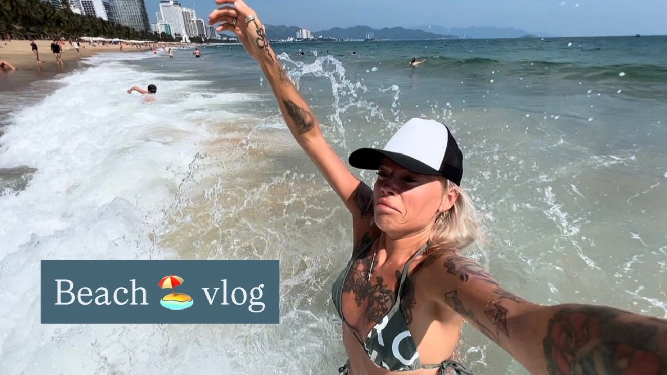 Дурачимся в море🌊Центральный пляж Нячанга🏝️Море Волны Кокосы БАЗОВЫЙ МИНИМУМ БОГАТЫХ БЕЛЫХ ЖЕНЩИН