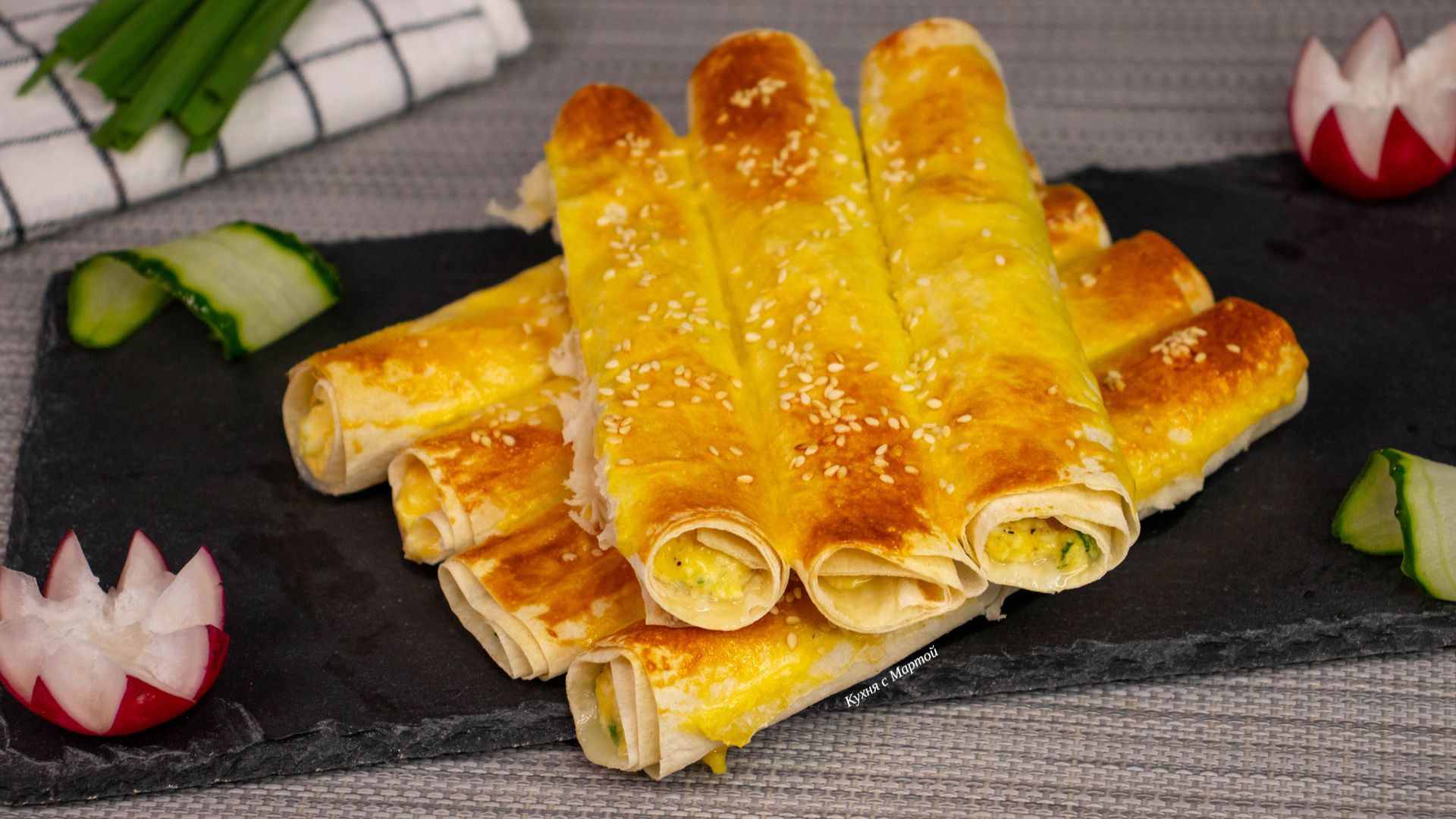 Идеальная закуска за 30 минут: рулетики из лаваша с сыром