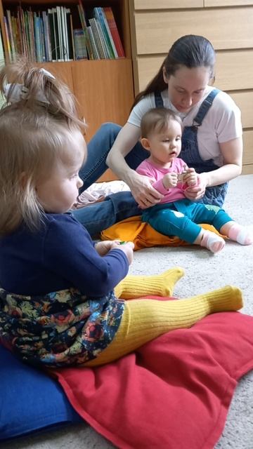 На занятии Музыка для самых маленьких с Мневой И.Н.