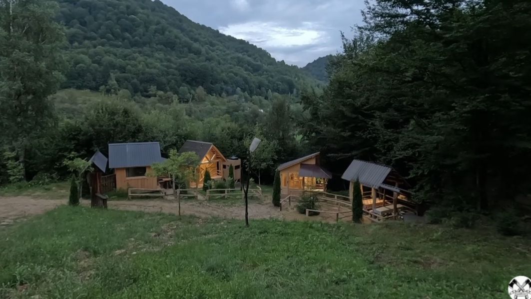 Строю деревянную деревню своей мечты глубоко в лесу