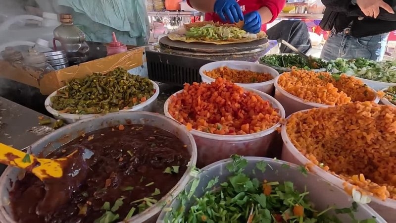 китайский рынок.тушёное мясо, крисписы из риса