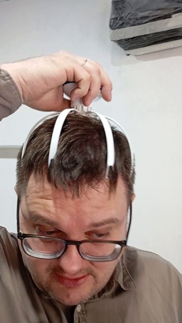 Теперь свободны руки с таким массажером для головы