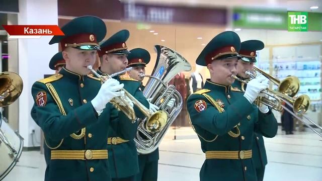 Оркестр Росгвардии ворвался в ТЦ — покупатели аплодировали стоя