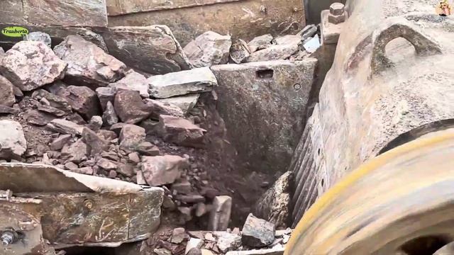 Строительство, дробление щебёнки