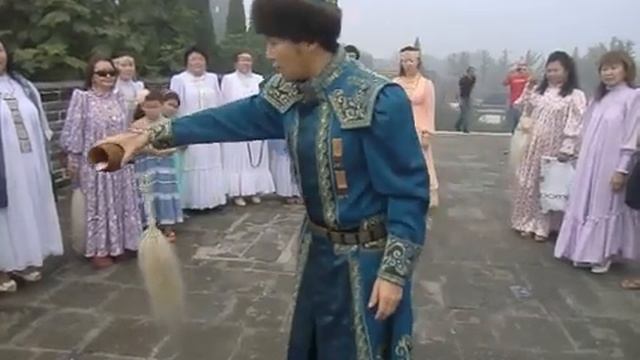 Певец Саарын проводит алгыс на Китайской стене, г. Шанхайгуань, Китай 01.09.2012 г.