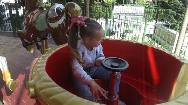 Полина на карусели
