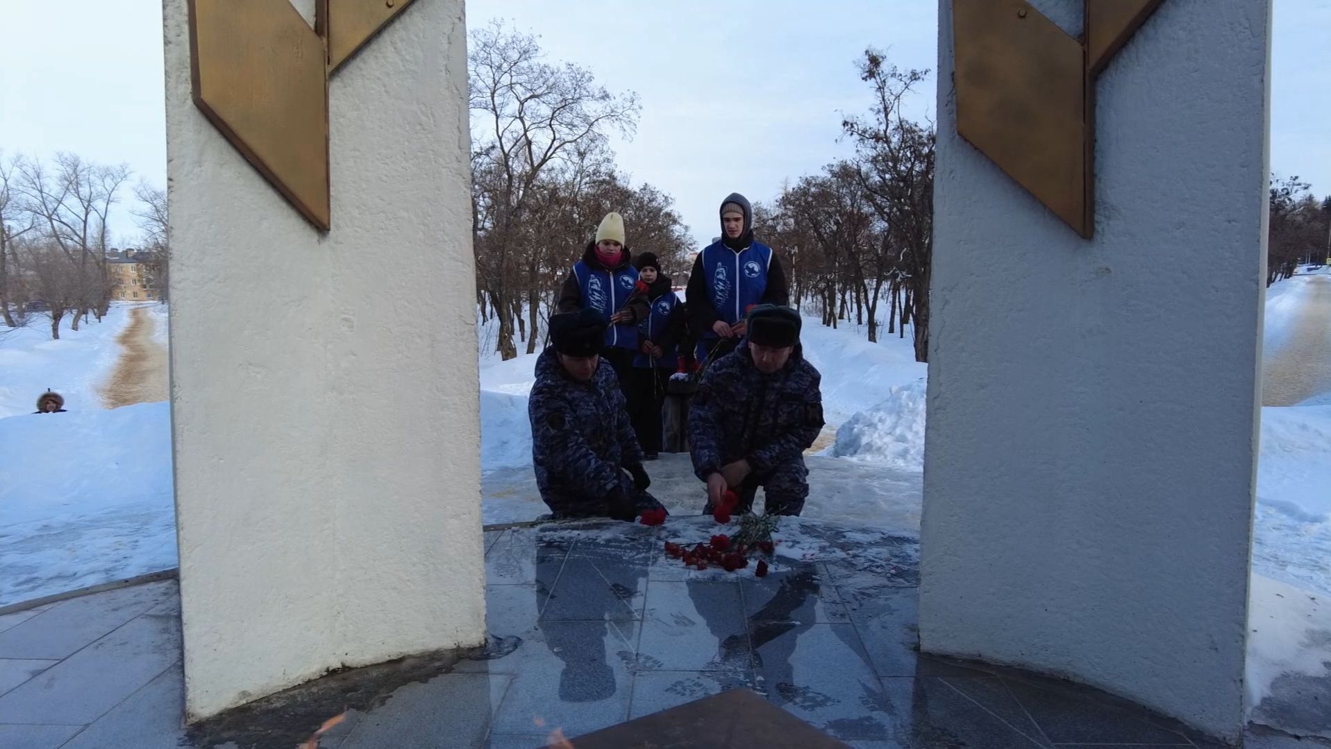 В Котовске в День защитника Отечества возложили цветы к Вечному огню в знак благодарности и памяти