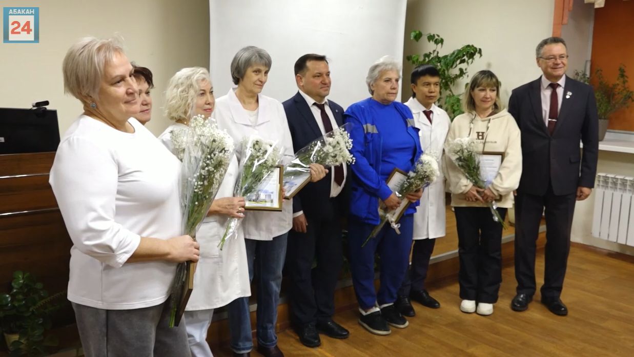 На переднем крае профессии: медики скорой помощи Абакана принимают поздравления с Днём фельдшера