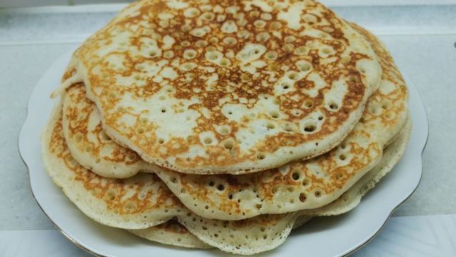 Тонкие дрожжевые блинчики на Масленицу