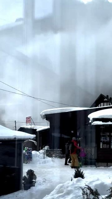 Мощный сход лавины на поляну Чегет