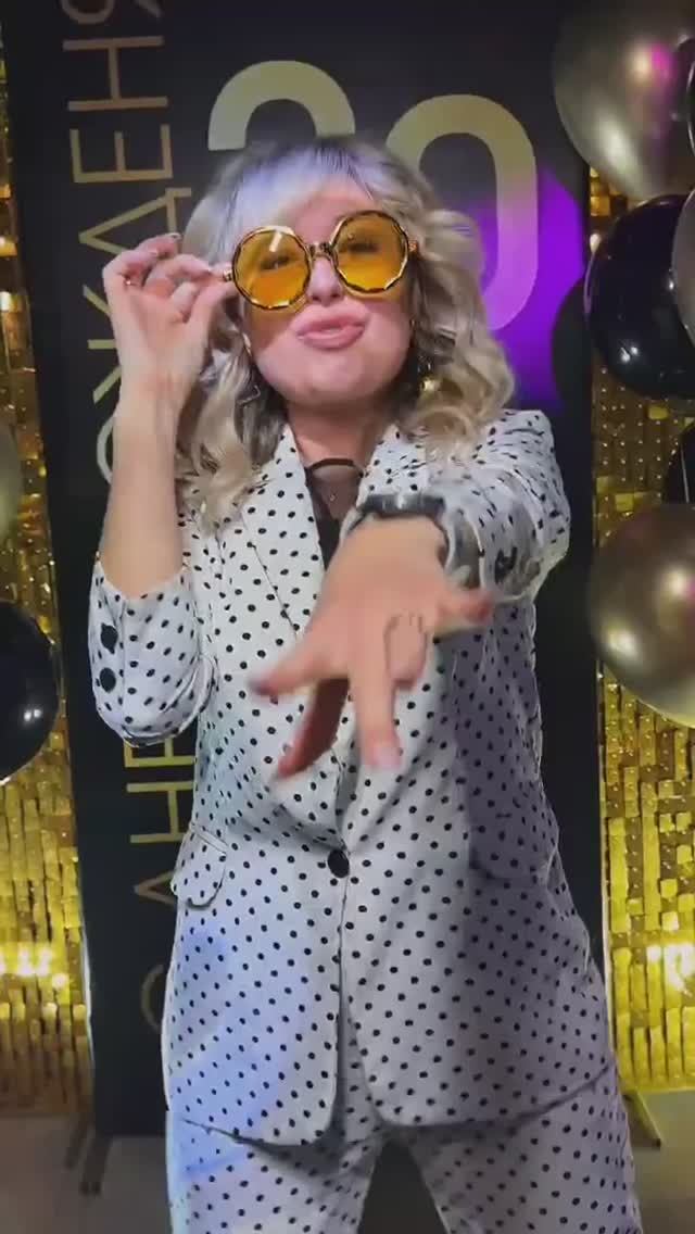 20 лет – 20 ярких моментов! Ведущая зажигает!