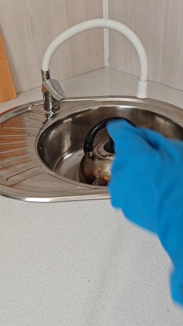 За секунды отмываю застарелый жир и нагар с посуды