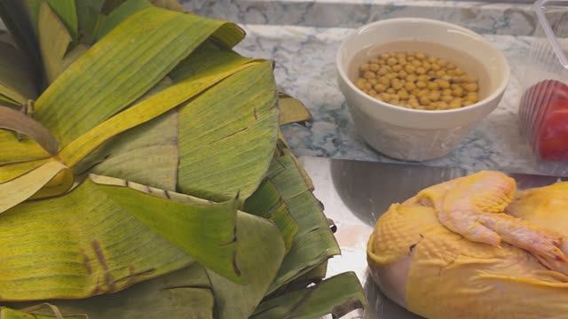 Ленивое лювомбо, или курица в банановых листьях, рецепт Уганды